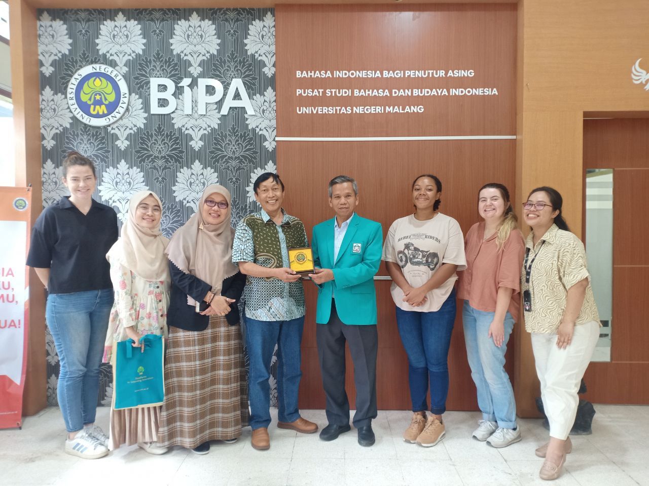 Melangkah Bersama ke Masa Depan Bahasa: Program BIPA IAIN Parepare dan BIPA Universitas Negeri ...
